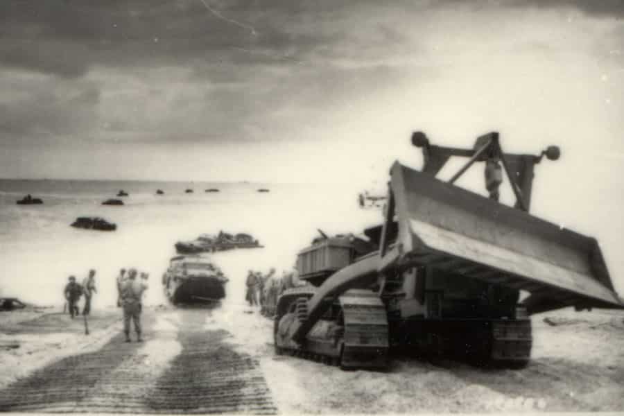 946 - Images of Exercise Tiger - This Is Kneehigh